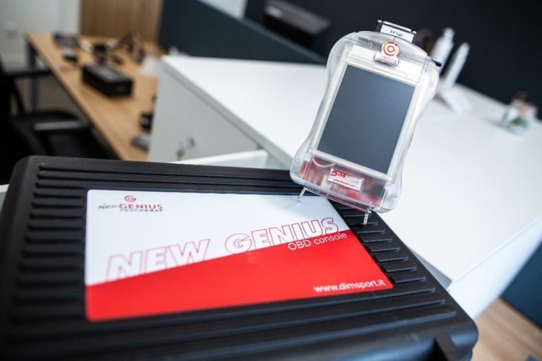 Matériel de reprogrammation de moteur d'automobile